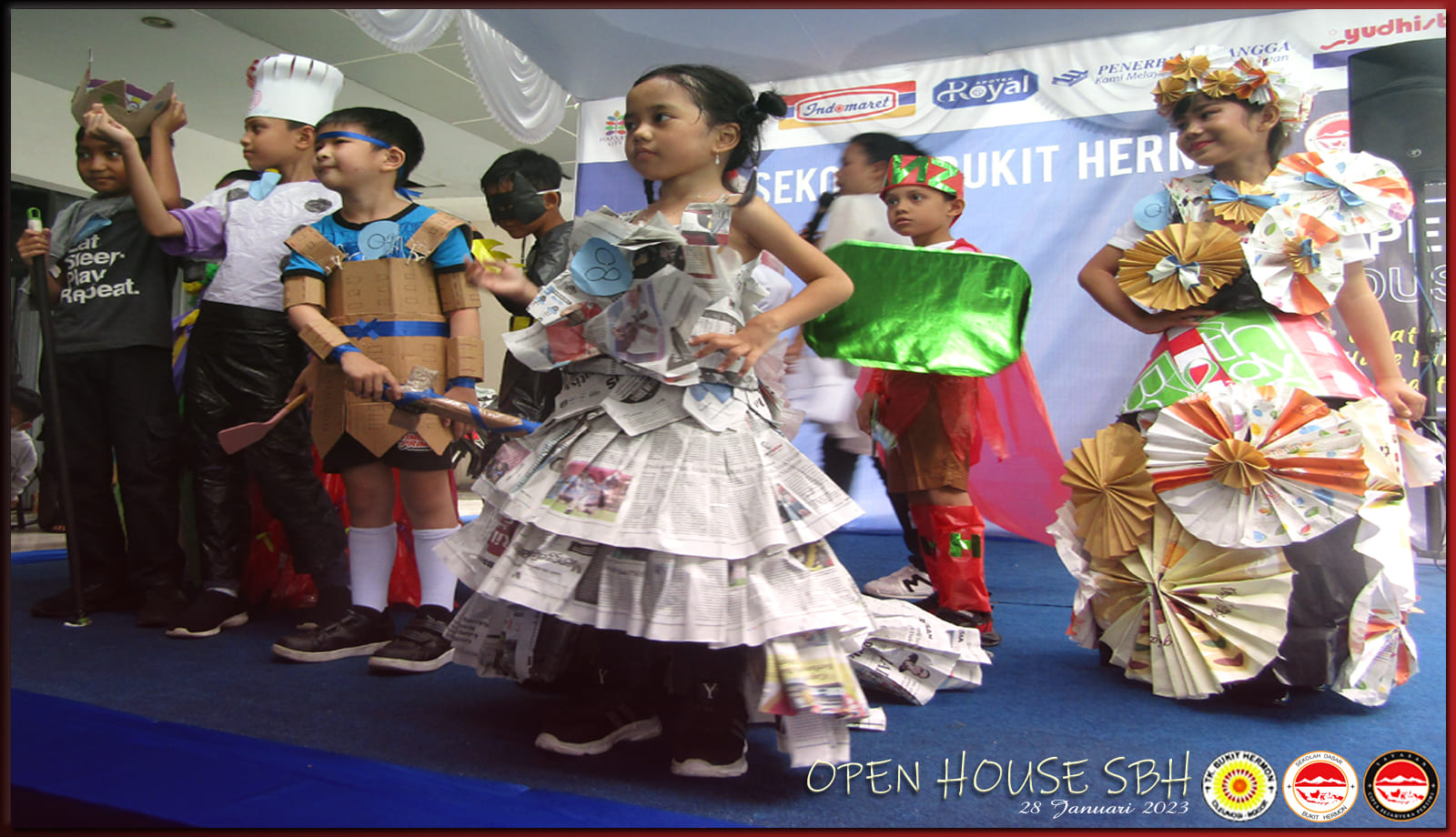 B. Lomba Fashion Show Kostum Daur Ulang ( Kelas 2 - Kelas 6 )